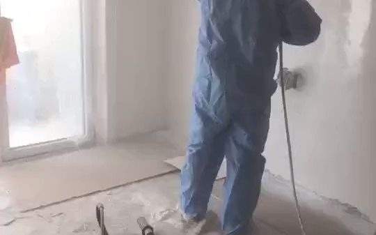 喷涂机这么使用 乳胶漆喷涂施工现场你见过吗?