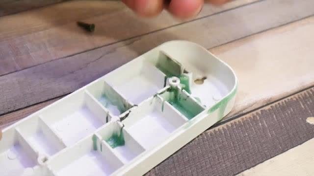老外用史莱姆测试电源,把它倒入插座里,能否导致短路呢?