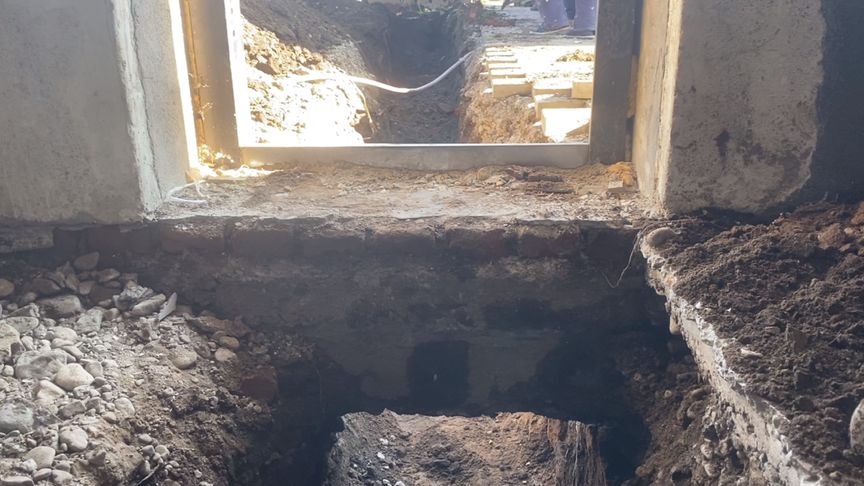 没打地基的房子打的是圈梁瓦匠师傅说比打地基的房子还结实