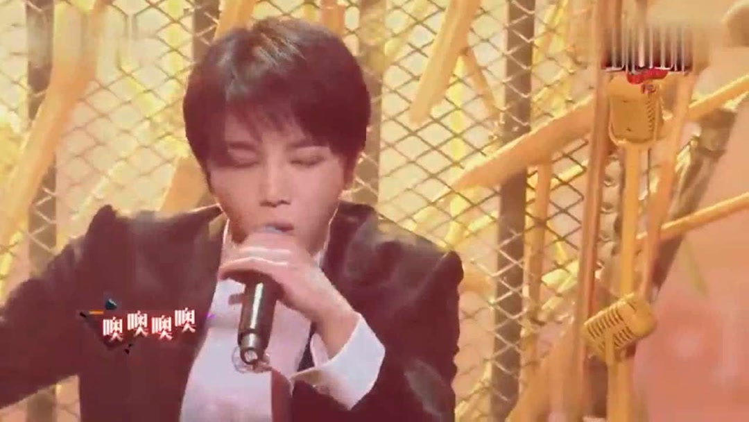 华晨宇节目开场,唱了一首《我管你》,太好听了燃炸舞台