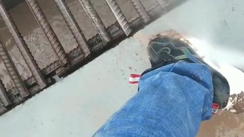 怪不得洗车工不喜欢穿网鞋,穿皮鞋可以分分钟洗干净,洗鞋子太简单了!