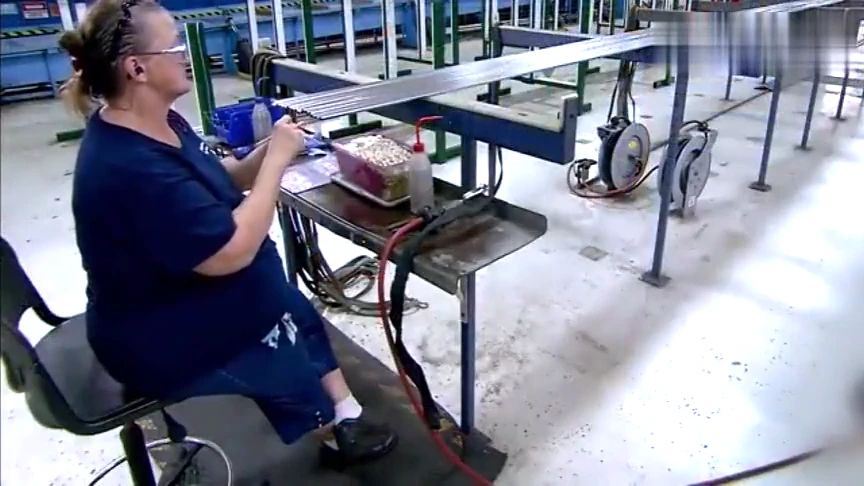 原来无缝不锈钢管是这样制造的,这个视频解开我多年的疑惑!