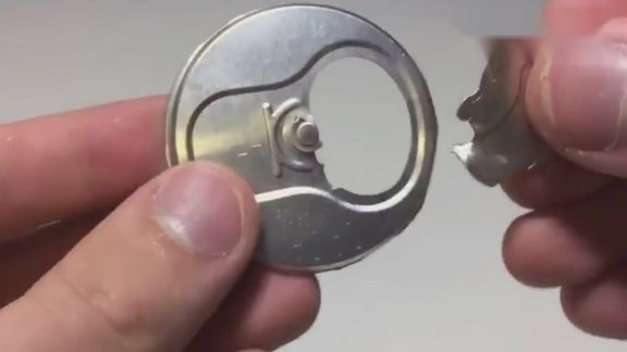 生活小技巧:喝完的可乐罐别丢,来做个刨皮刀吧,2分钟学会