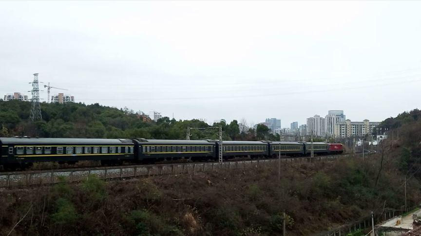 青岛开往深圳T397次列车即将到达赣州站,全程2478公里用时28小时