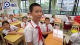 广州一小学开学第一课先学消防,小学生给消防哥哥戴红领巾以表感谢