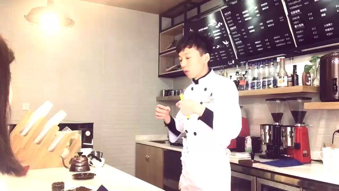 深圳龙华咖啡培训:意式咖啡拉花第一课,咖啡豆研磨