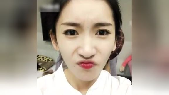 美女模仿明星网红表情,我更服最后一个!