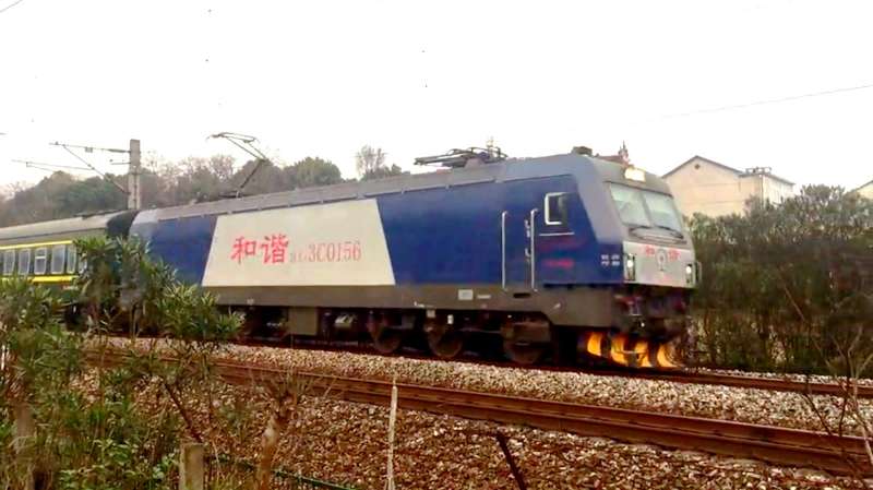 全程22小时上海南开往十堰 HXD3C牵引K123次列车通过诸暨段