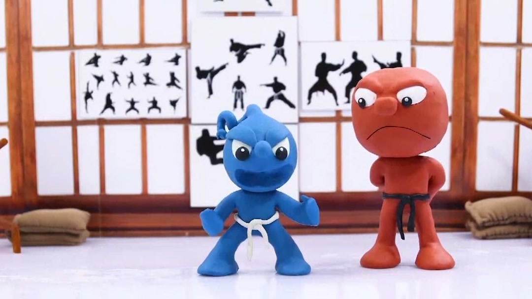 蓝精灵动画:蓝精灵学功夫拍砖把手弄肿了