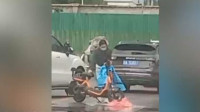 井盖冒污水影响居民出行 街道接诉即办:管线接通将尽快施工