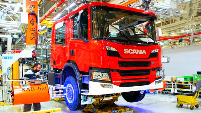 斯堪尼亚重卡制造过程,这场面可不常见,太震撼了