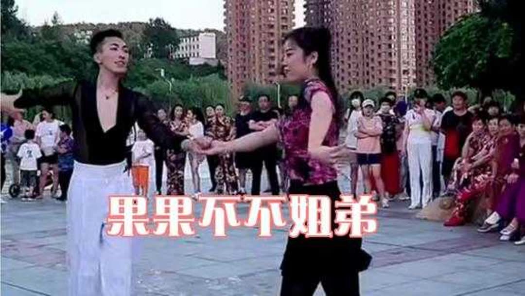 果果不不老师一上场就吸引了众多的舞友和粉丝,他们的舞蹈太美了