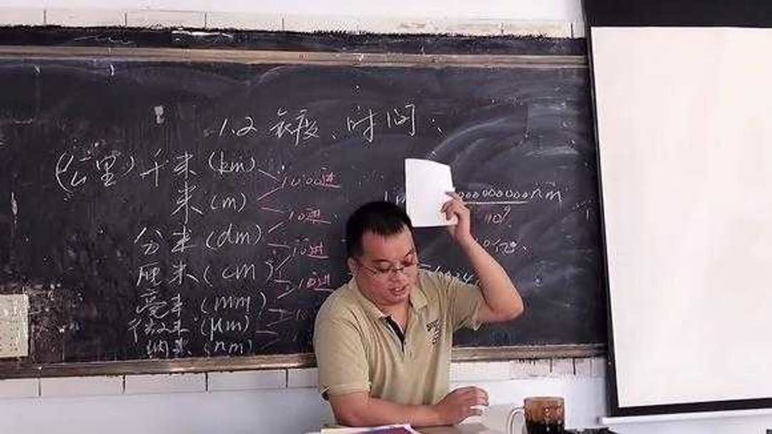 班主任读学生作文《我的班主任》,金句频出“气到”摔本子引爆笑