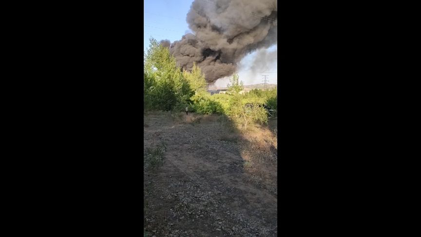 内蒙赤峰某厂房发生特大火灾并伴有多次爆炸声音