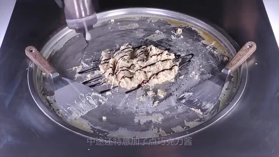 小伙将咖啡变成冰淇淋,一刀下去,才是惊艳的开始!