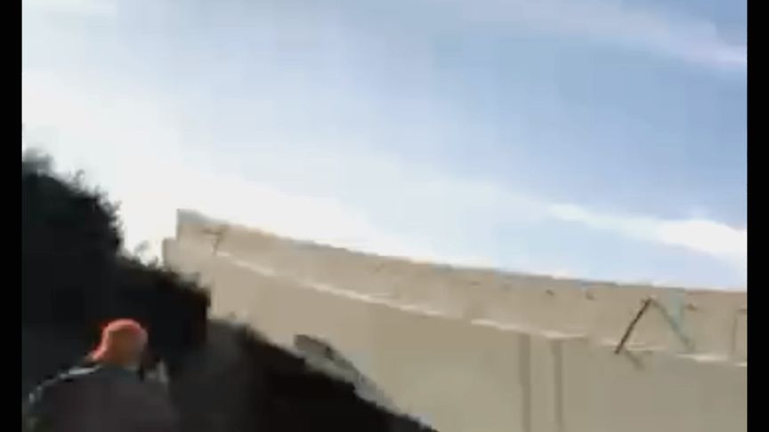 湖北一高架桥侧翻,造成多人伤亡,出门在外注意安全