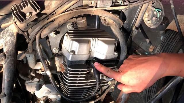 摩托车下雨天歇火启动不了!修车师傅教你解决问题,简单又好操作