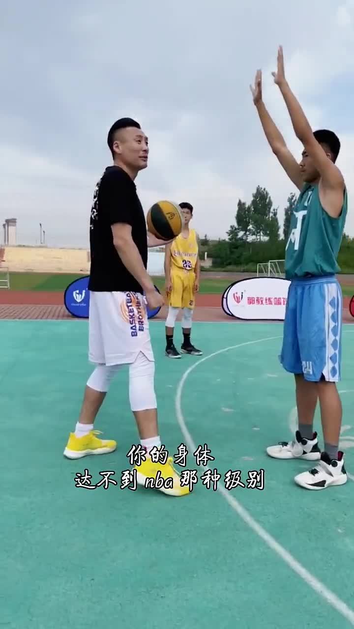 ...不稳时,不要强行投篮,先站稳,做个假动作试试,绝对好用投篮三分球防守