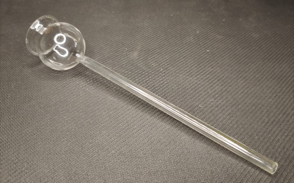 演奏乐器。长颈漏斗?!