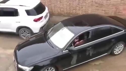 行车记录仪,女司机的技术可以,侧方位停车动作很标准,堪称教科书式操作