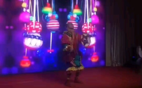 滑稽小丑幽默风趣的杂耍表演