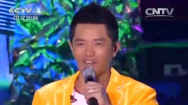 凤凰传奇演唱经典歌曲《自由飞翔》,真是太经典了,好听!