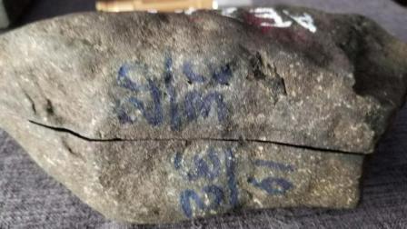 这块被挖矿师傅遗弃的丑陋翡翠原石是怎么逆袭成为收藏级别翡翠的呢?