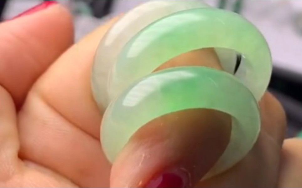 ...师傅遗弃了这块亏工钱的石头我却很感兴趣,翡翠晴水绿戒指制作过程