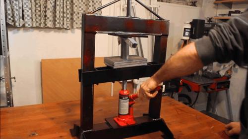 千斤顶还能这样用 脑洞大开啊, 这不就是一台液压机吗