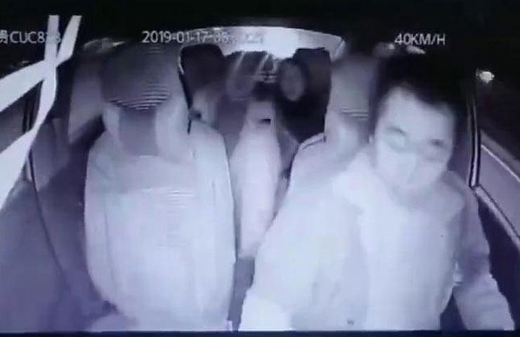 ...出租车行驶中乘客突然“暴走” 从后座一脚飞踹暴打司机抢方向盘