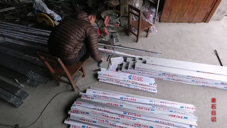分享铝合金窗制作,切料冲料过程