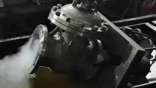 DN250闸阀试压完毕,阀门泄压压力太大,要不是及时打开就会爆炸!