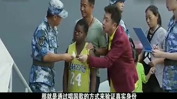 中国三次撤侨,一些“假中国人”也想上船,解放军:唱国歌也行!