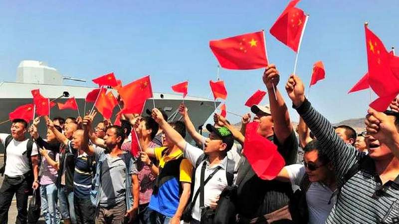 接亲人回家!中国撤侨令国人热泪盈眶,只因战舰上的标语太感动!