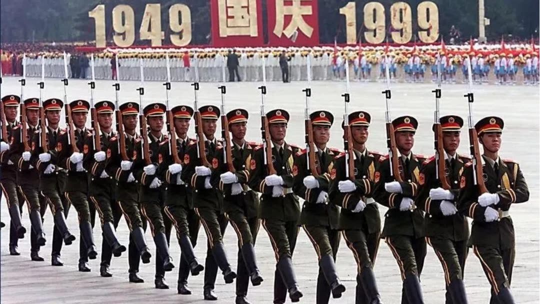 1999年世纪阅兵,解放军以威武姿态,向世界展示了大国威风