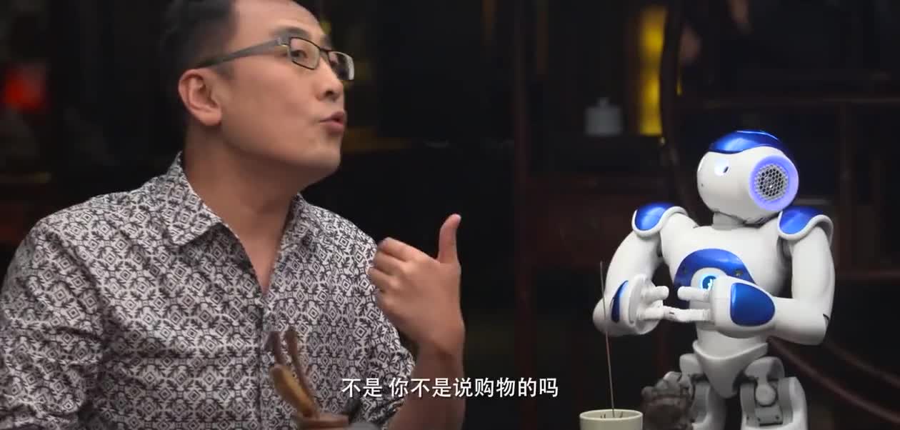 梁文道问机器人什么是人工智能,机器人的回答让窦文涛拍手叫好!