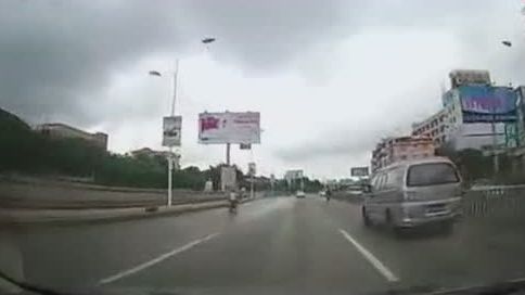 行车记录仪记录一个惨烈的车祸,看不下去了