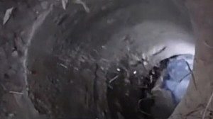 爱犬掉进井里,男子喊儿子过来下井里救狗