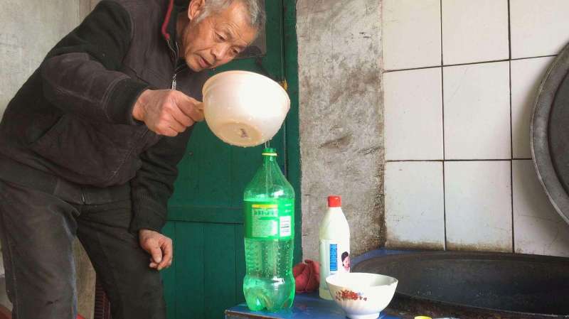 老爸用84消毒液给家里消毒抗肺炎,这操作无语了,幸好我及时发现