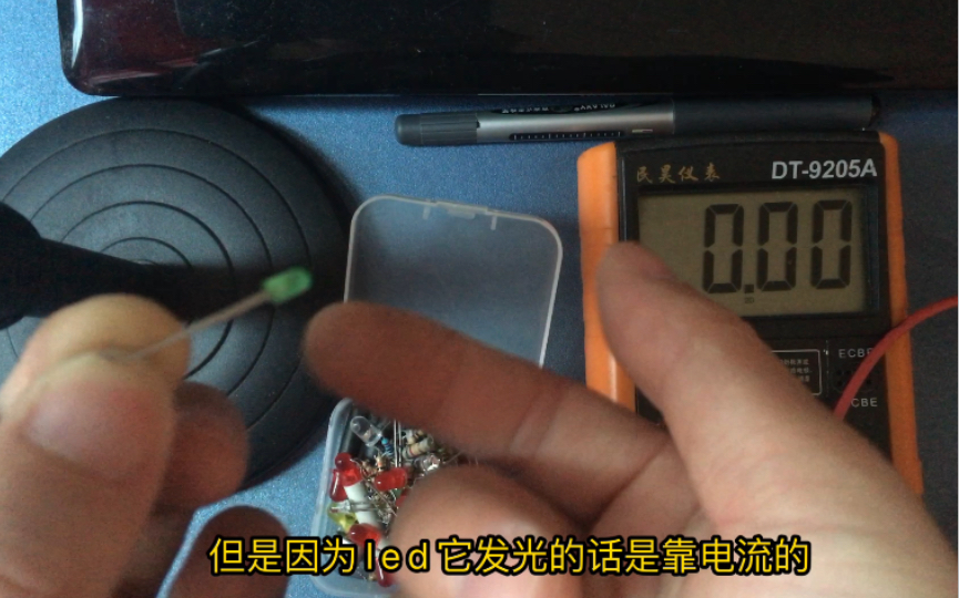 计算器里面拆出来的太阳板,能否点亮一颗LED灯?