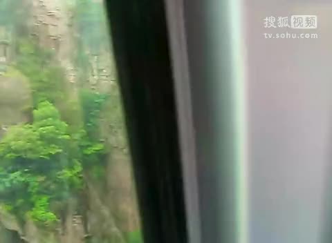 坐缆车游览张家界风景
