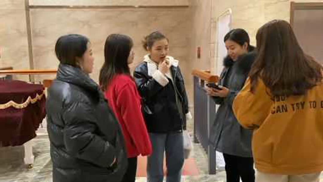 女孩结婚倒计时1天,婚礼主持人开始彩排婚礼,伴娘们长得真好看