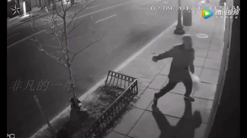 夜晚男子走在路上,突然发疯似的拿石头砸商户的玻璃,全程都被监控...