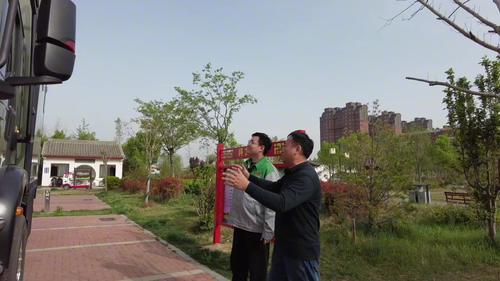 看看这台升顶房车,重汽汕德卡房车你喜欢吗?