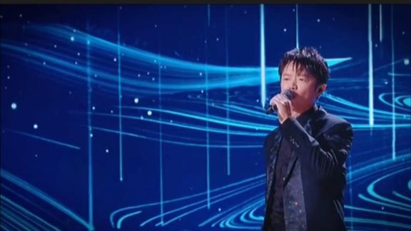凤凰传奇现场版《海底》,从没见过曾毅唱过这么多歌词
