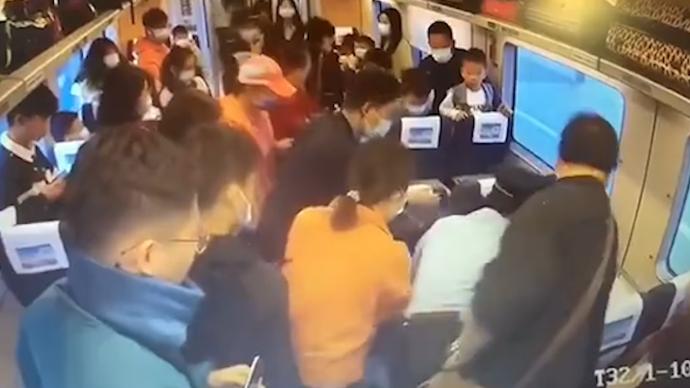 乘客动车上突发癫痫,民警乘务员用手抵住病患牙齿