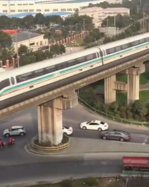 上海磁悬浮列车有多快?一闪而过就消失了