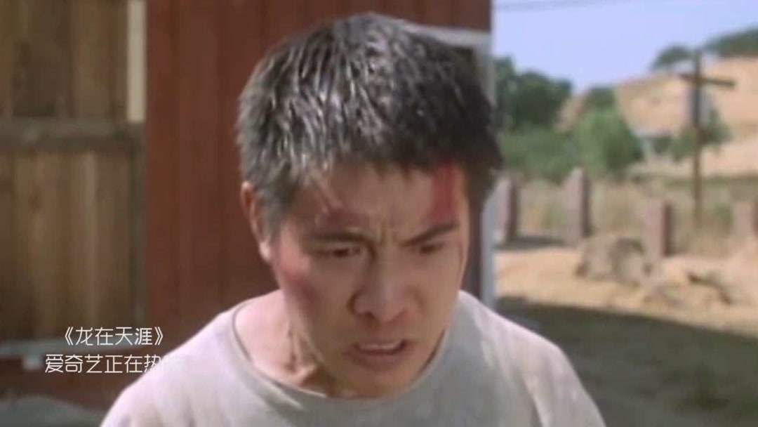 男子翻墙被流氓暴打,李连杰打架一挑十,对方打不过直接地上一躺