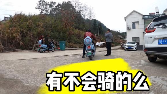 安庆农村儿女教妈妈骑电动车,会成“马路杀手”么?