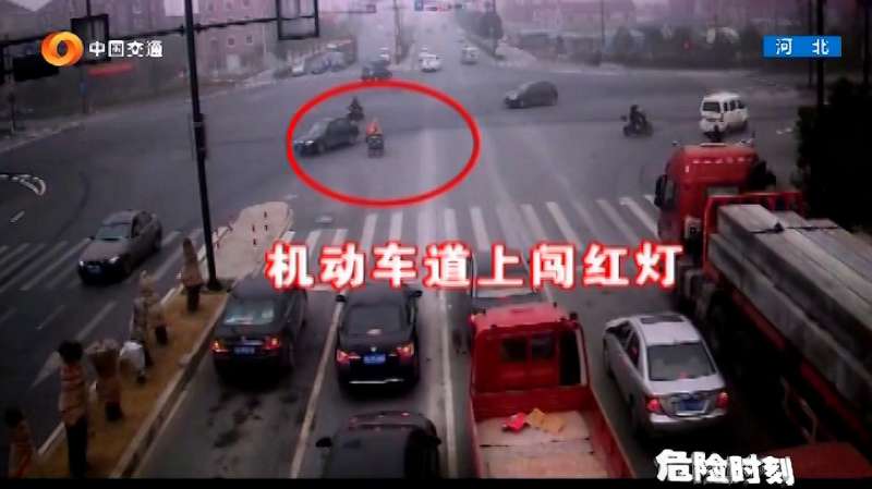 黑色轿车超速撞飞行人,货车通过路口未刹车,后车驾驶室撞瘪